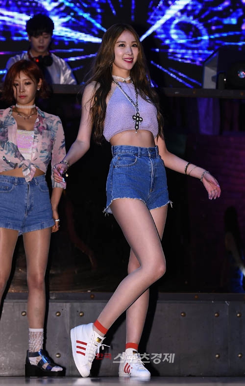 [포토] 이유애린 눈 둘 곳 없는 파격 뒤태노출