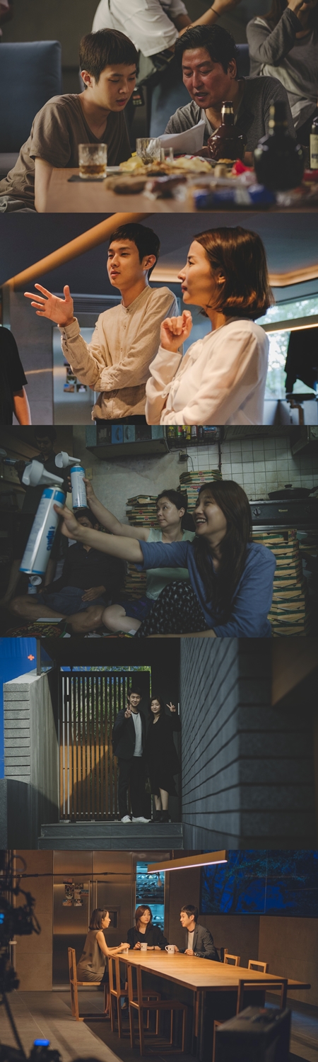 ‘기생충’, 촬영 현장 어땠나보니..비하인드 스틸 공개