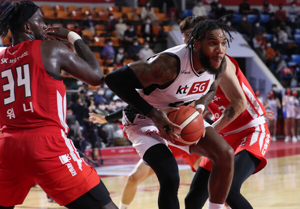 농구 전문가들이 분석한 KT-SK의 '통신 대전'... 시즌 3번째 승부 전망은