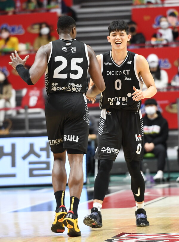 프로농구 KT, KGC 꺾고 파죽의 5연승… 2위 굳히기 돌입