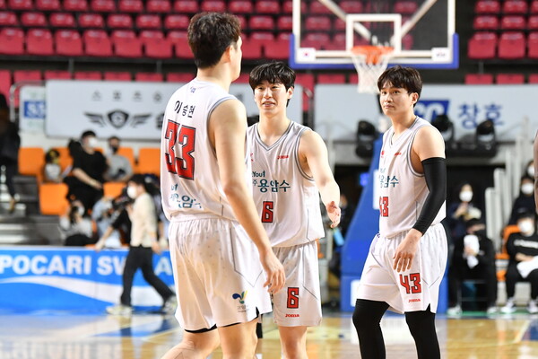 프로농구 KT, KGC 꺾고 파죽의 5연승… 2위 굳히기 돌입