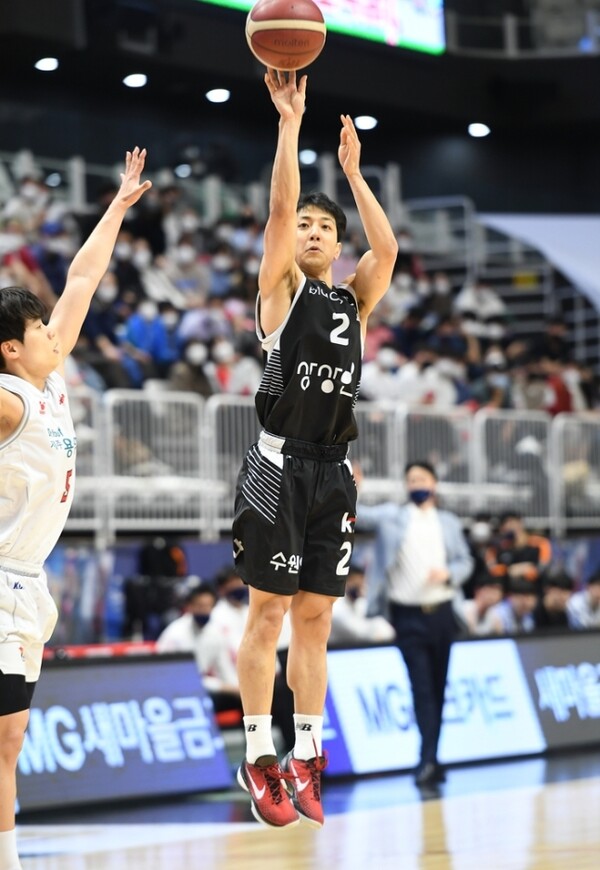 '마레이 더블더블' LG, KGC 꺾고 6위 가스공사 1경기 차 맹추격