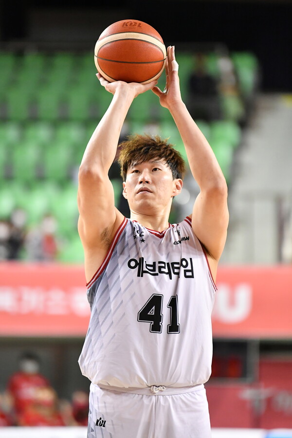 '탄탄한' KT vs '봄바람 탄' KGC... 4강 PO 전문가 전망은