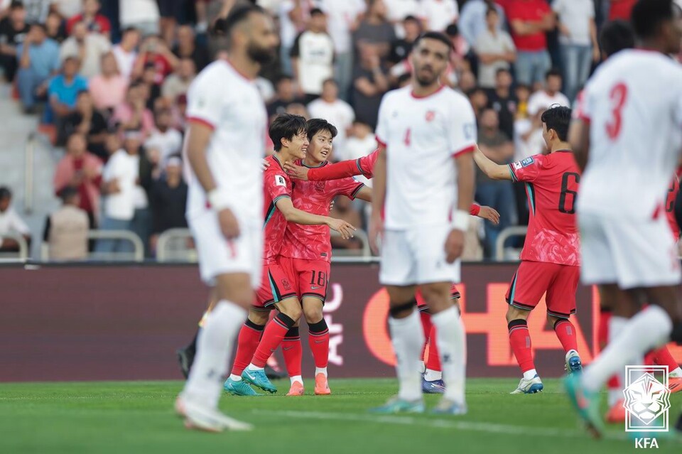 '오현규 데뷔골' 한국, 요르단 원정서 2-0 승리… B조 1위로 올라서