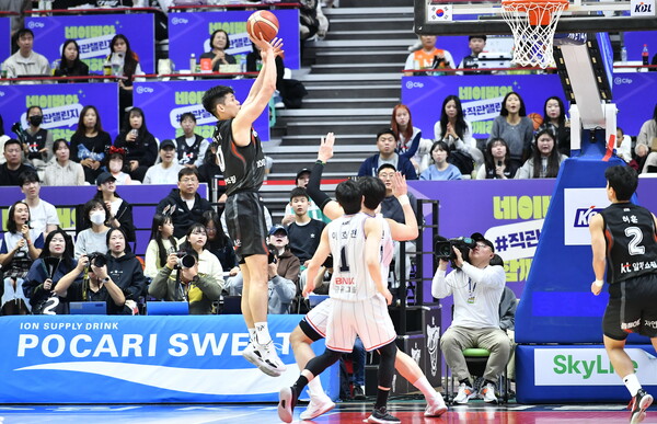 '허훈 부상 복귀' KT, KCC에 86-68 승… 단독 3위 도약