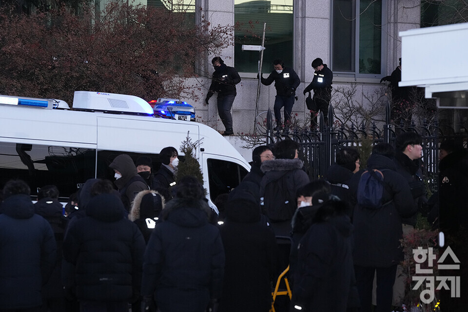 [포토] 윤석열 대통령 두 번째 체포영장 집행하는 공조본