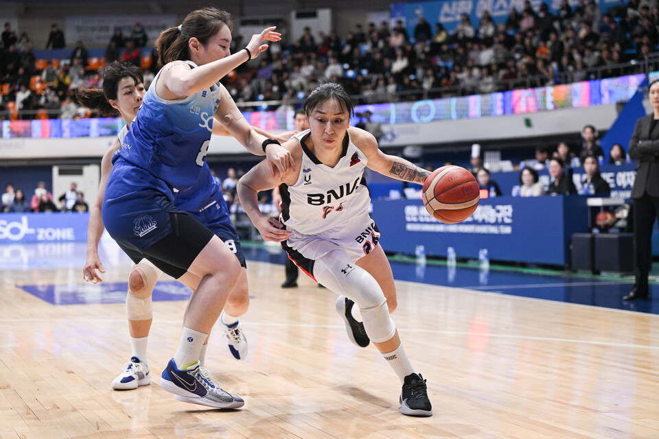 '경기 종료 0.7초 전 역전' BNK, 2연패 탈출하며 선두 탈환… 신한은행에 68-67 진땀승