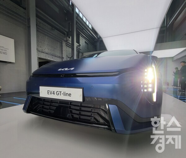'인증' 배터리로 한 번에 533km 달린다…EV4 출격