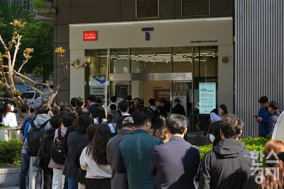 SKT 유심 교체 가입자 총 417만명…6일 연속 30만명 대 유지