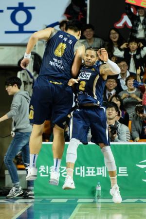 ‘먼저 1승’ KCC, 73.7% 확률 잡았다