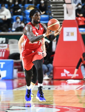 '워니 42득점 원맨쇼' SK, KCC에 17점 차 대역전승