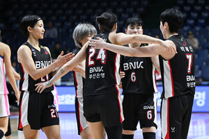 박혜진 21득점 폭발... BNK, 4강 PO 1차전서 삼성생명 제압